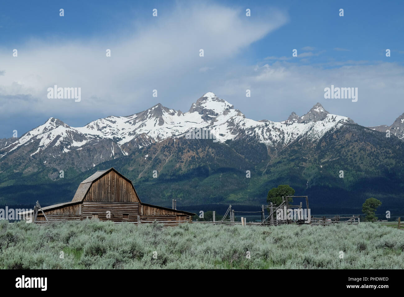 Old barn in Grand Teton Mountains Stock Photo - Alamy