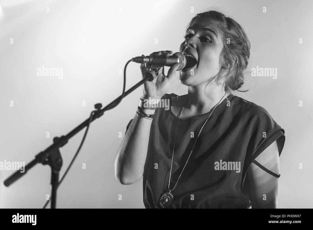 Bleu hi-res stock photography and images - Alamy