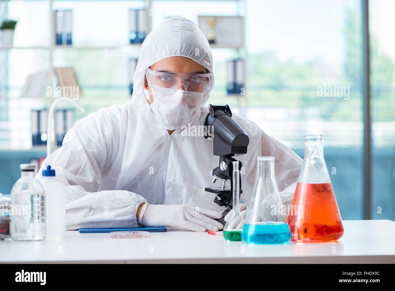 Chemist working in the lab Stock Photo - Alamy