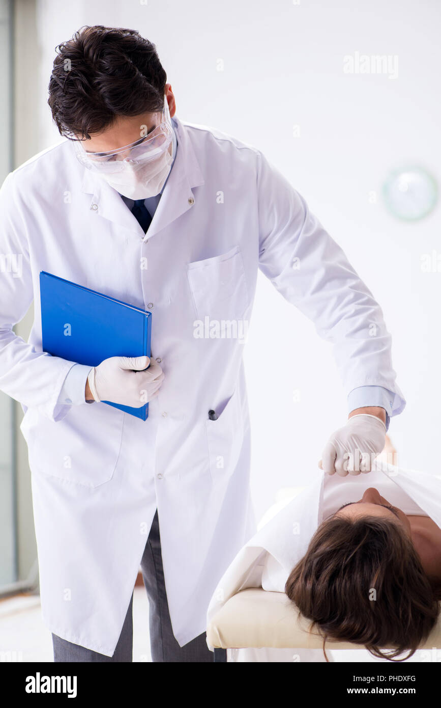 Police coroner examining dead body corpse in morgue Stock Photo - Alamy