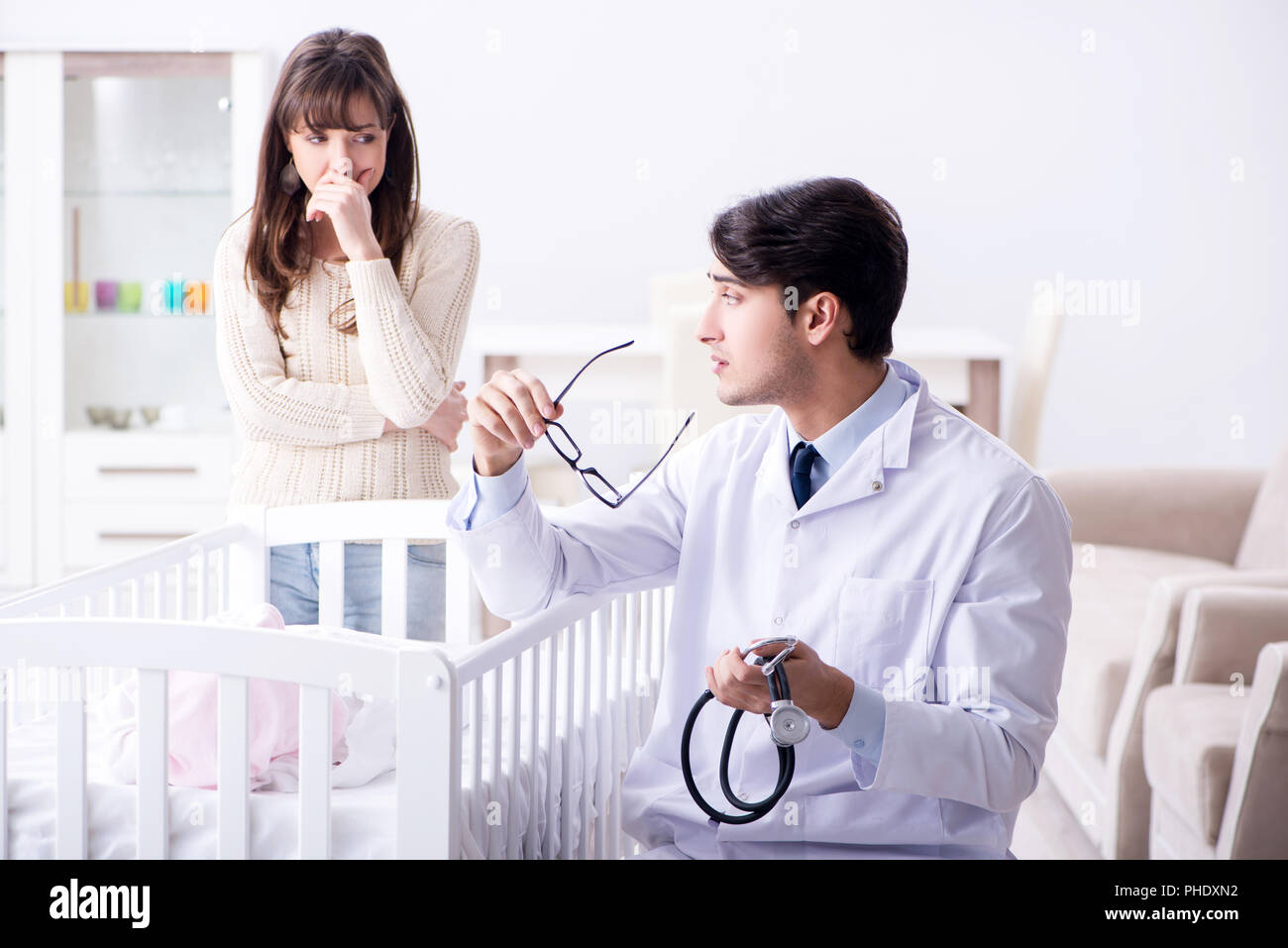 Doctor explaining to young mother Stock Photo - Alamy