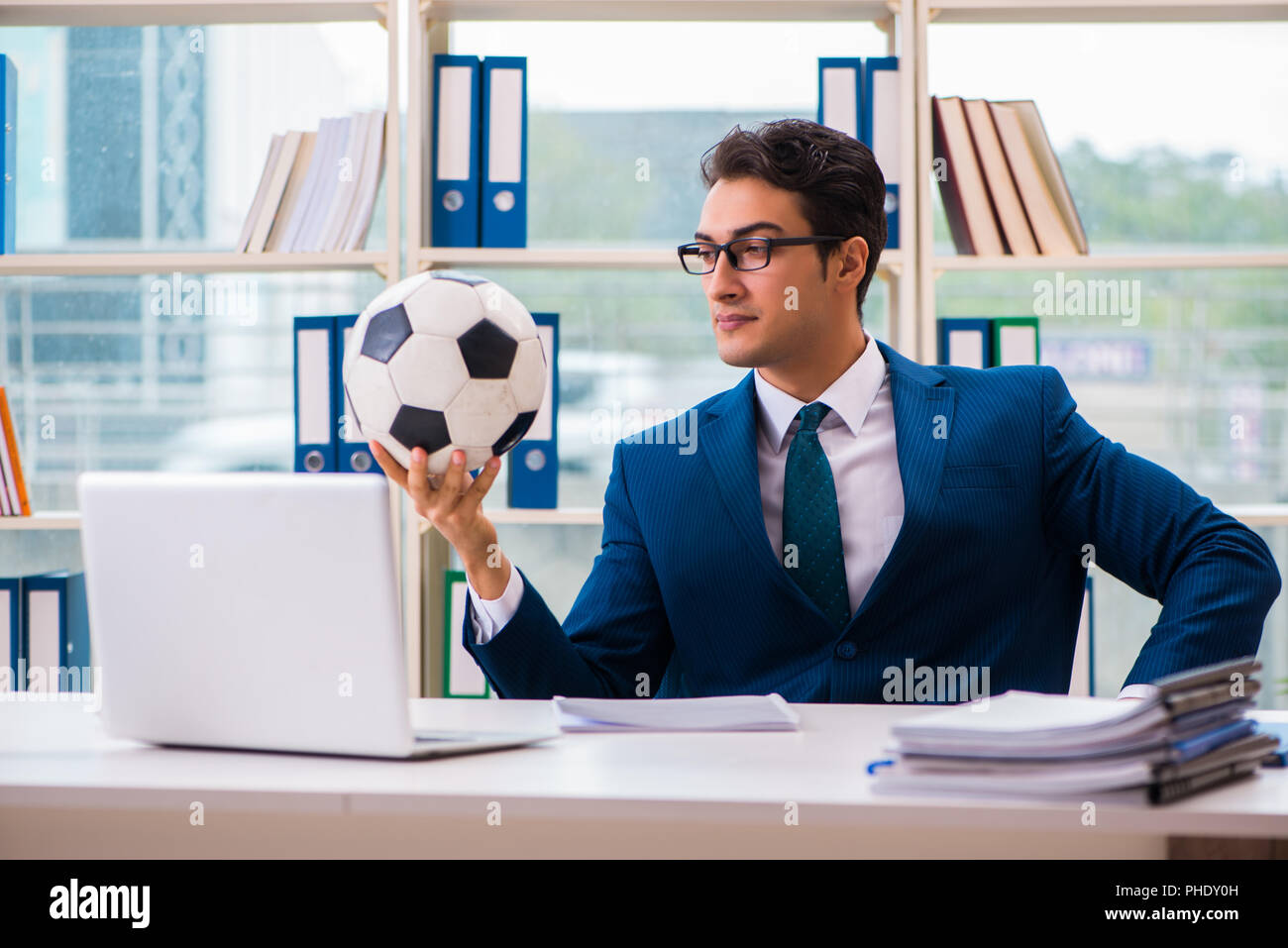 Footballer playing computer game hi-res stock photography and images ...