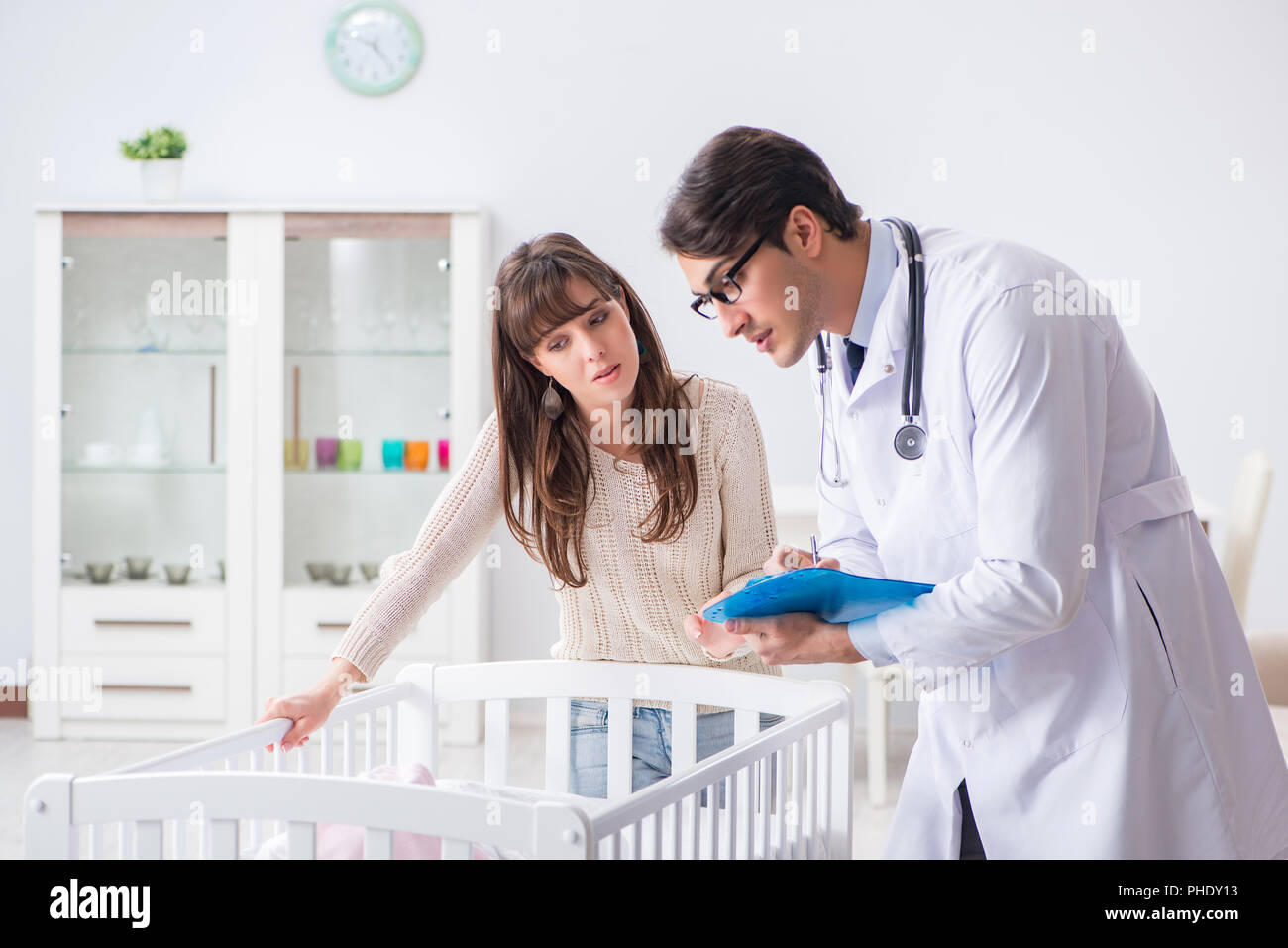 Doctor explaining to young mother Stock Photo - Alamy