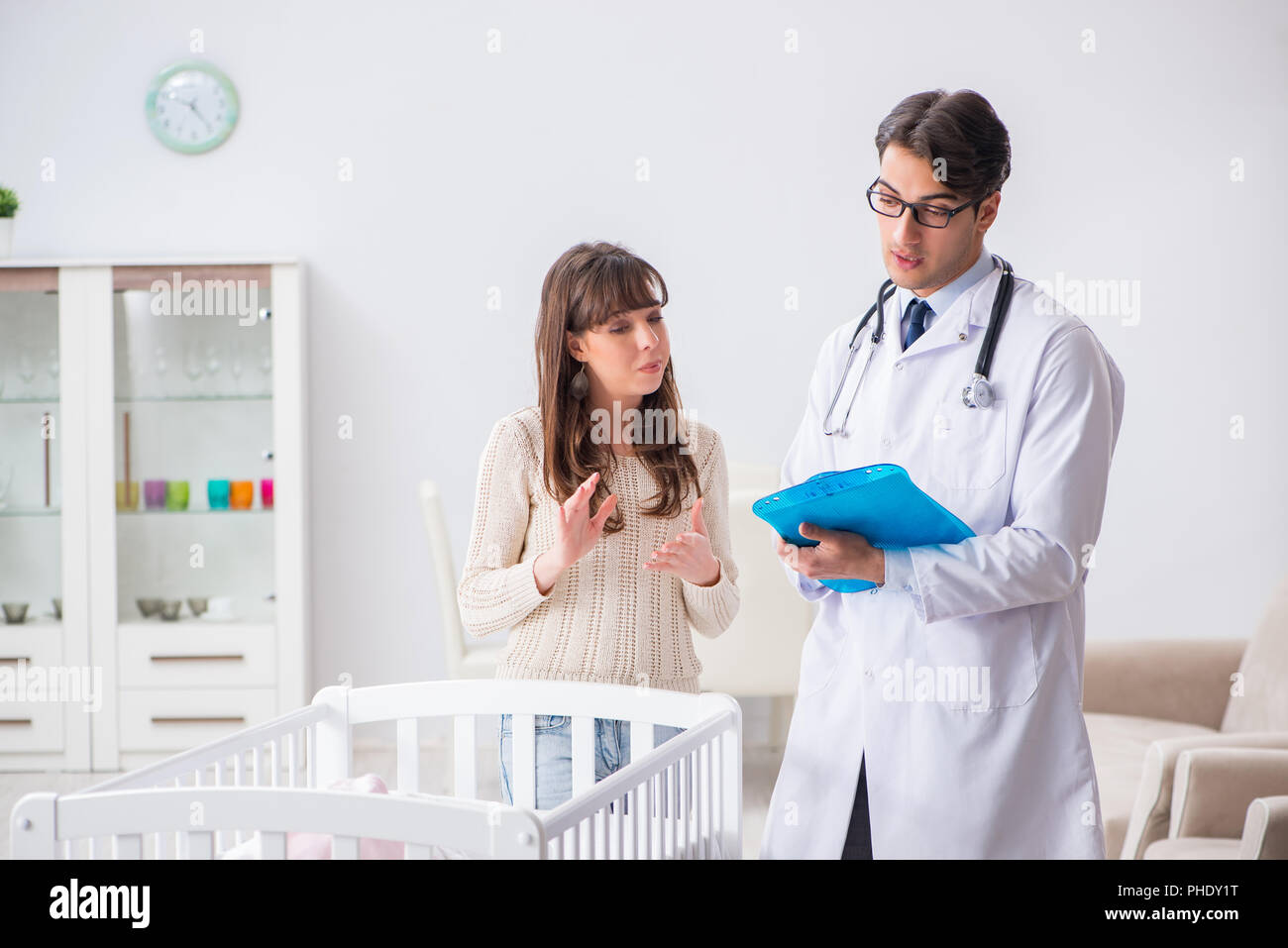 Doctor explaining to young mother Stock Photo - Alamy