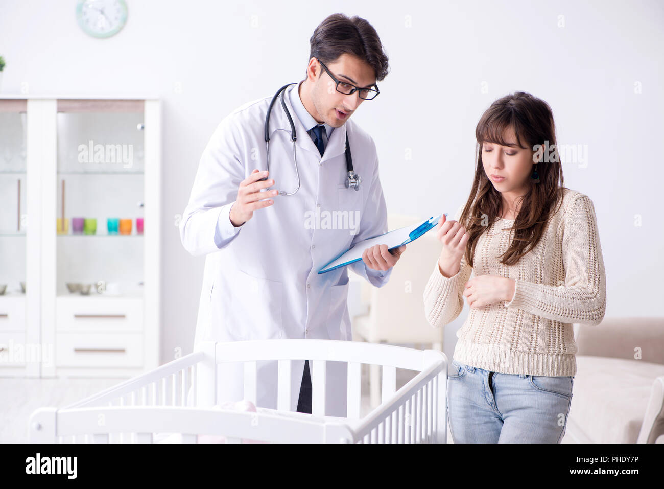 Doctor explaining to young mother Stock Photo - Alamy