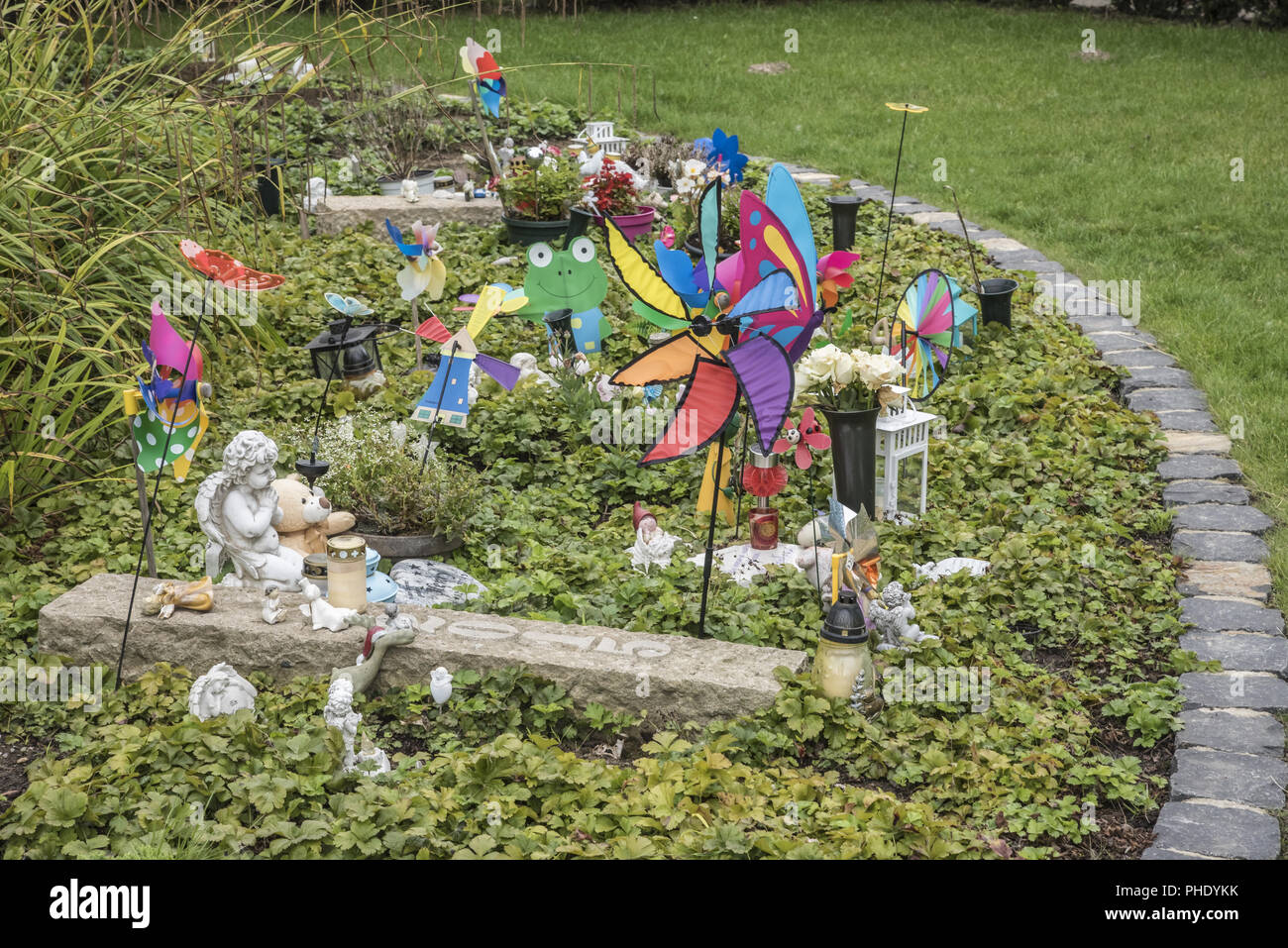 Children graves hi-res stock photography and images - Alamy