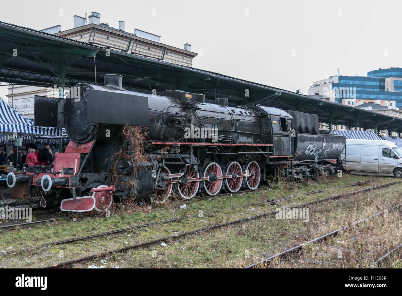 Train station activity hi-res stock photography and images - Alamy