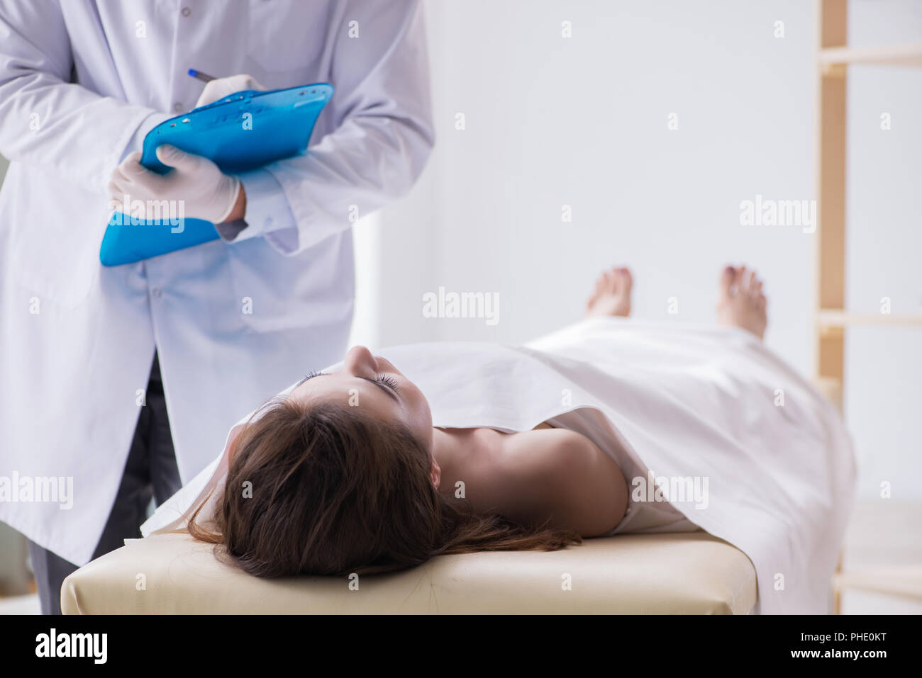 Police coroner examining dead body corpse in morgue Stock Photo - Alamy