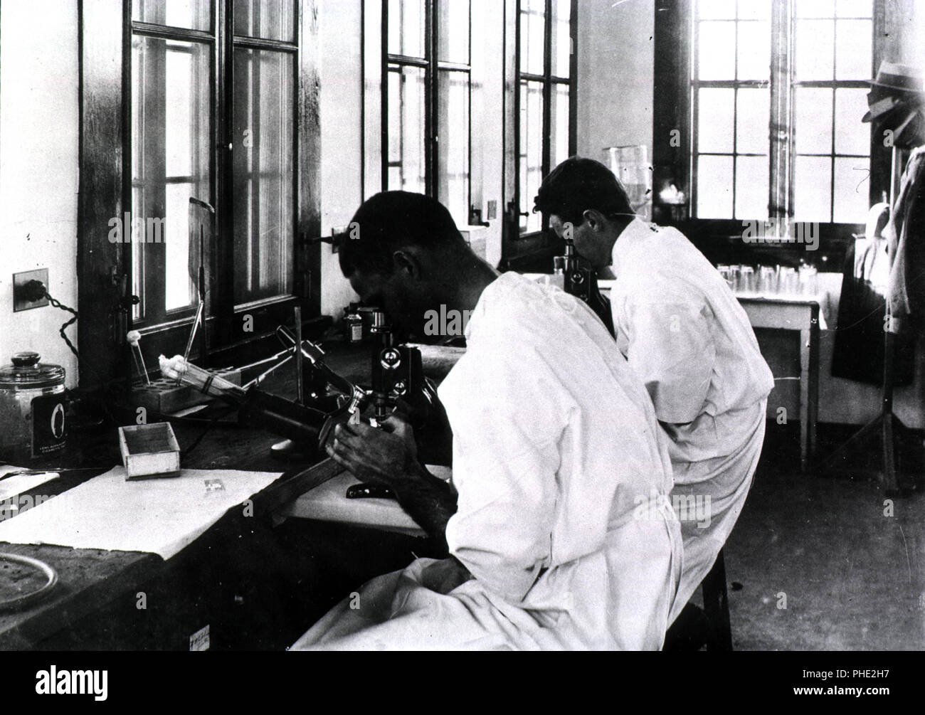 Lab workers 1910s hi-res stock photography and images - Alamy