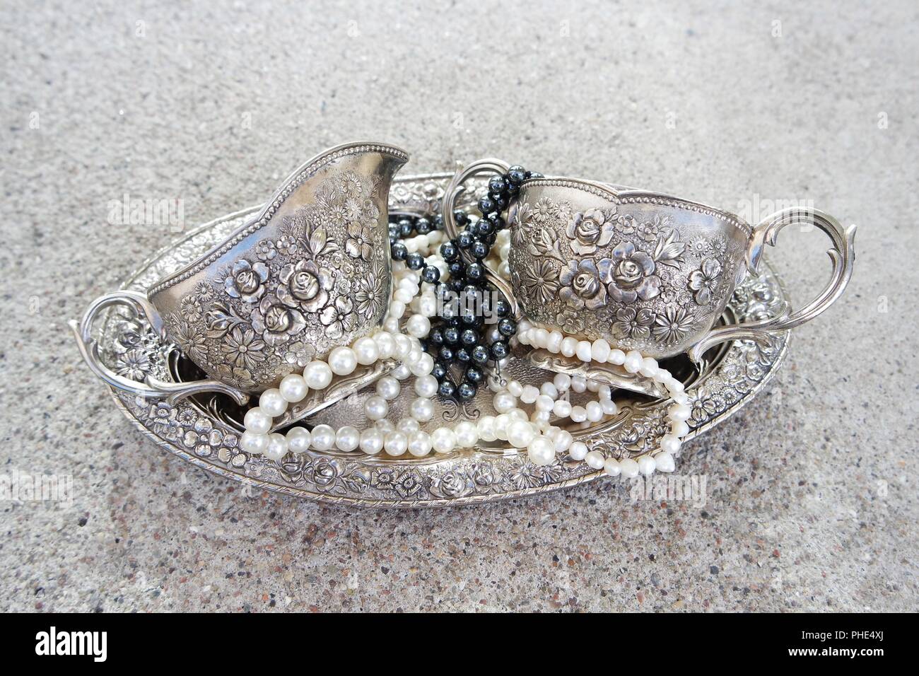 Silver pearls hi-res stock photography and images - Alamy