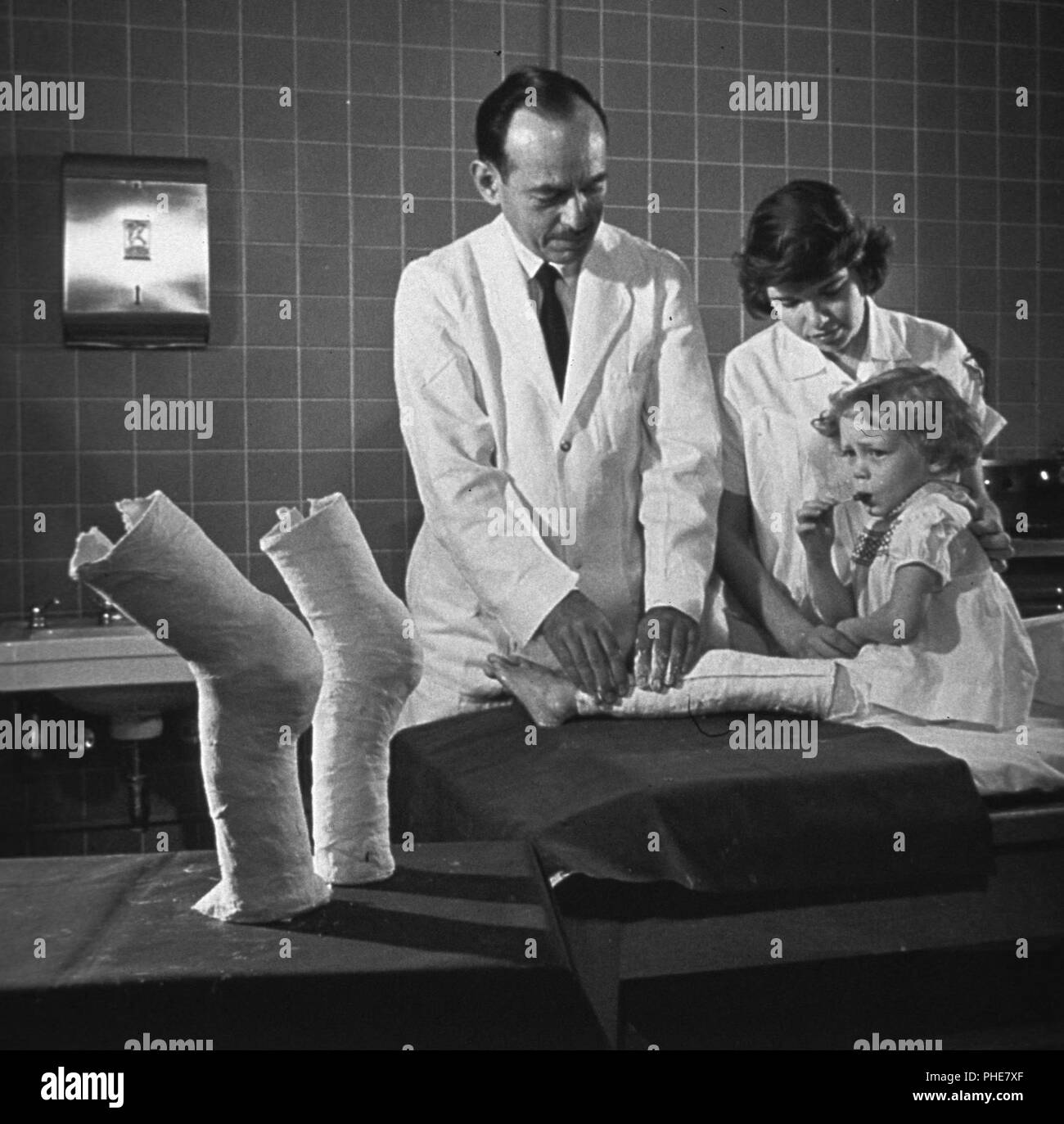 Little girl getting new leg cast Stock Photo - Alamy