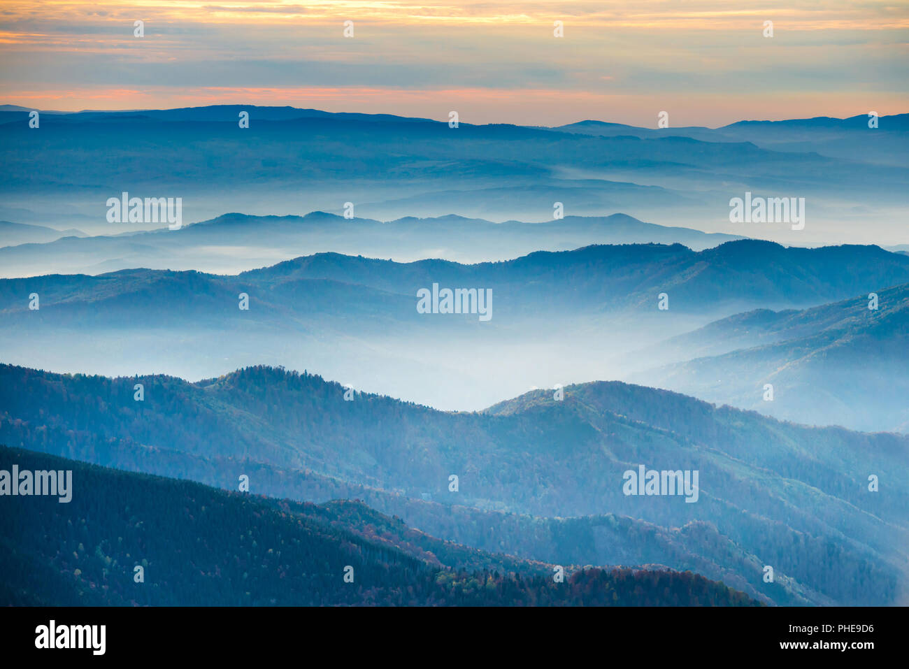 Blue hills mountains hi-res stock photography and images - Alamy