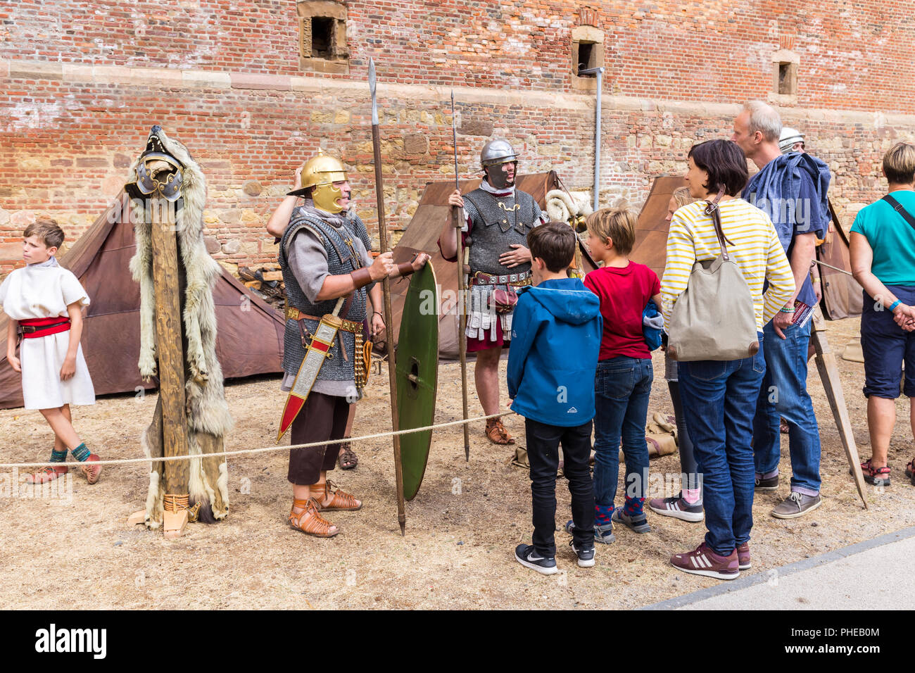 Roman army reenactment hi-res stock photography and images - Alamy