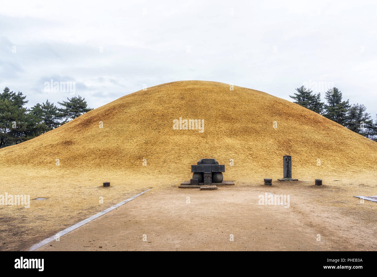 Royal grave mound hi-res stock photography and images - Alamy