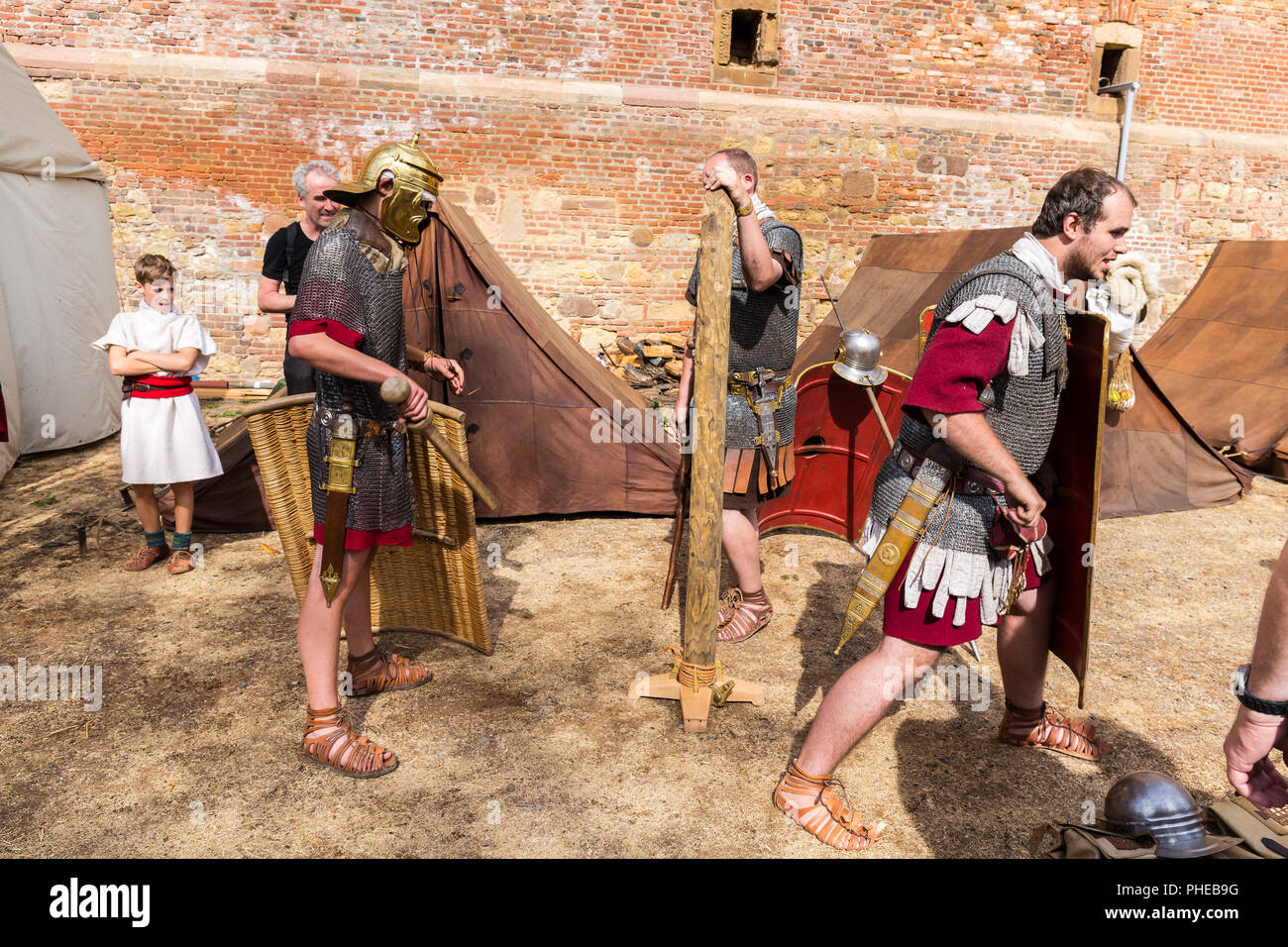 Fencing exercises of a roman soldier - Roman re enactment at Zülpich ...