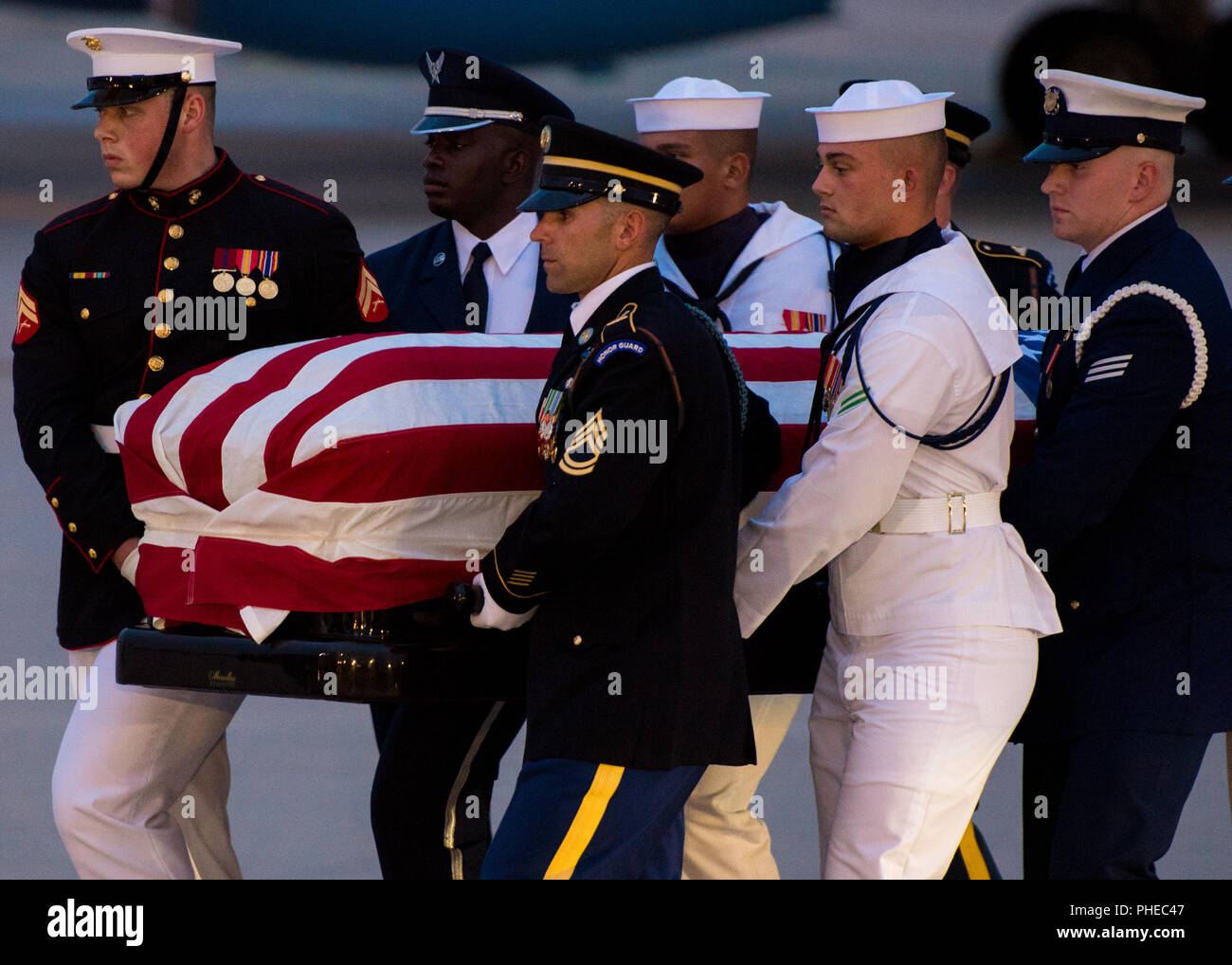 Flag draped casket hi-res stock photography and images - Alamy