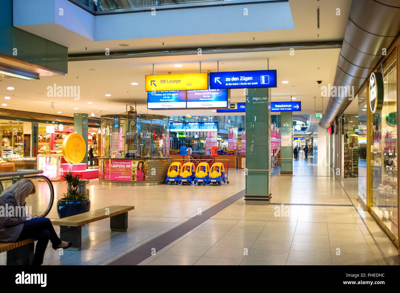 Shopping central hi-res stock photography and images - Alamy