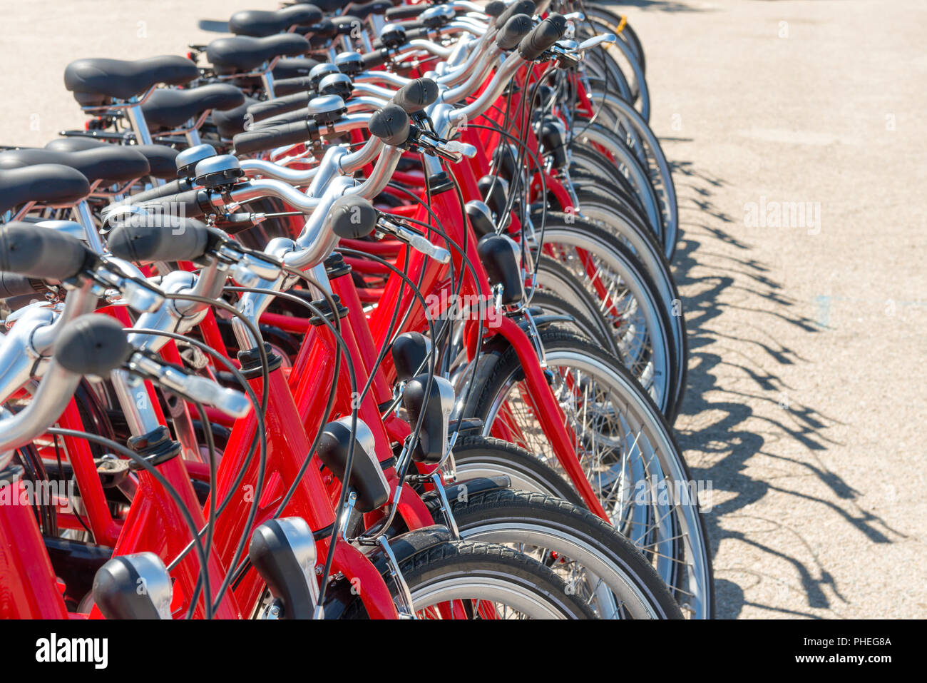 Group of red city bicycles Stock Photo - Alamy