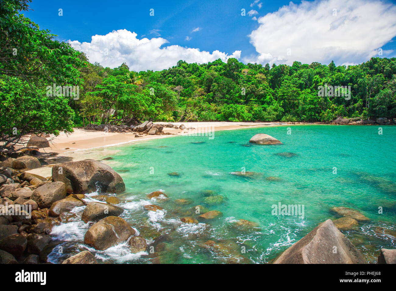 Green sea with yellow sandy beach hi-res stock photography and images ...