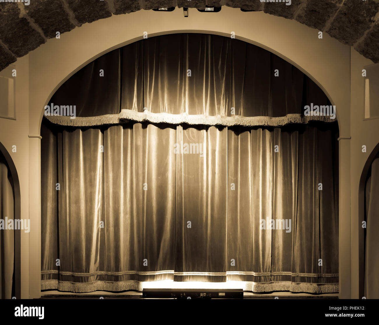Magic act on stage hi-res stock photography and images - Alamy