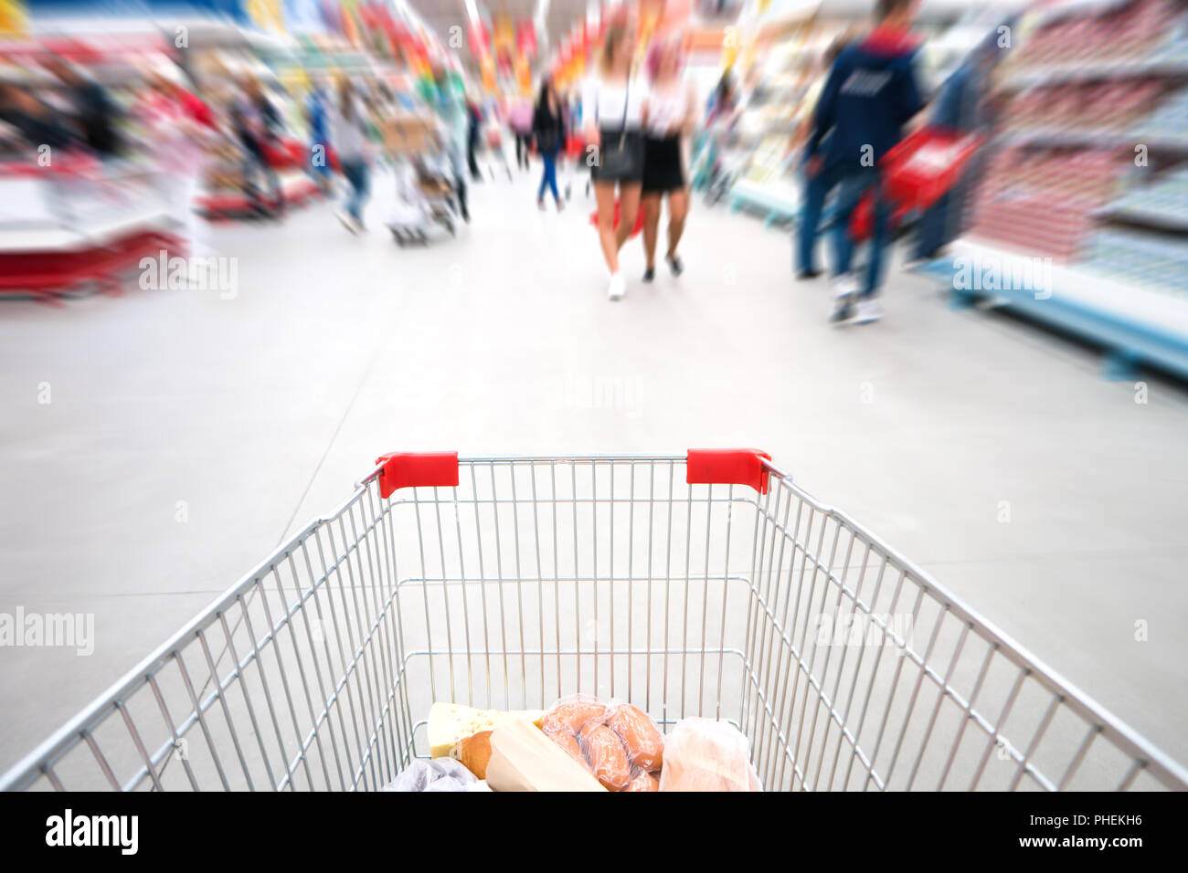 Shopping cart in supermarket Stock Photo - Alamy