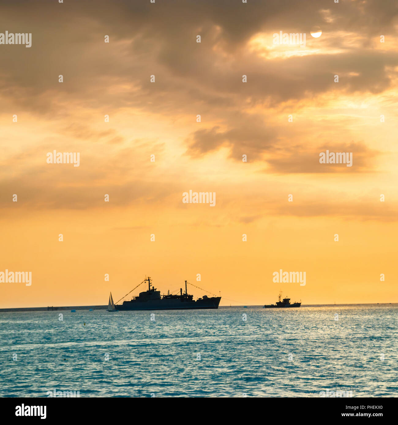 Ship over the horizon hi-res stock photography and images - Alamy
