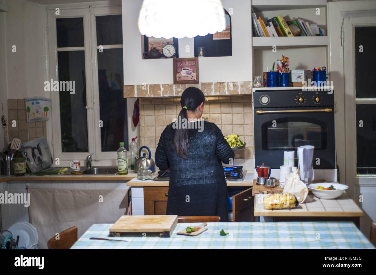 Mum cooking hi-res stock photography and images - Alamy