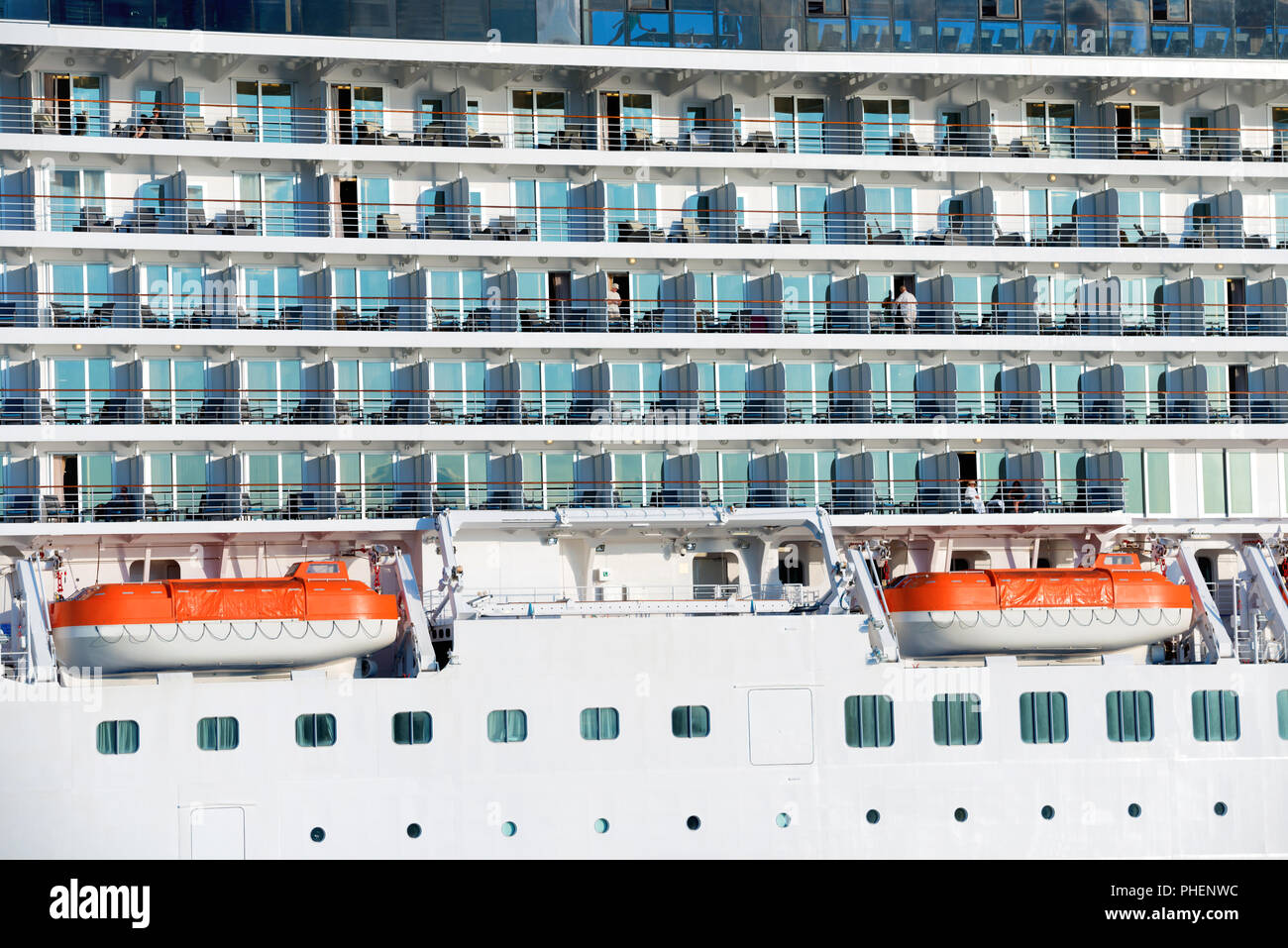 Large cruise ship alongside hi-res stock photography and images - Alamy
