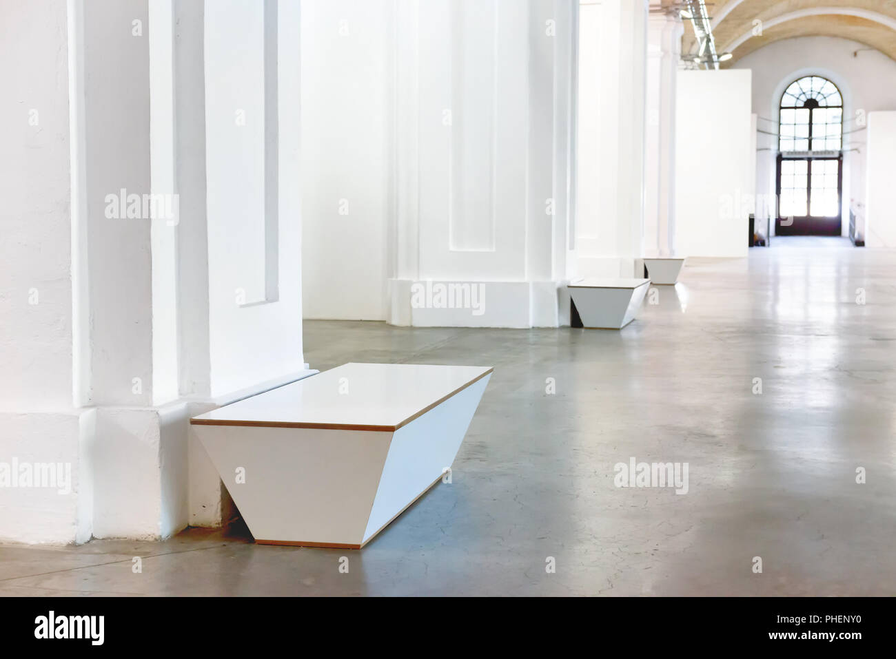 Empty museum wall with bench hi-res stock photography and images - Alamy