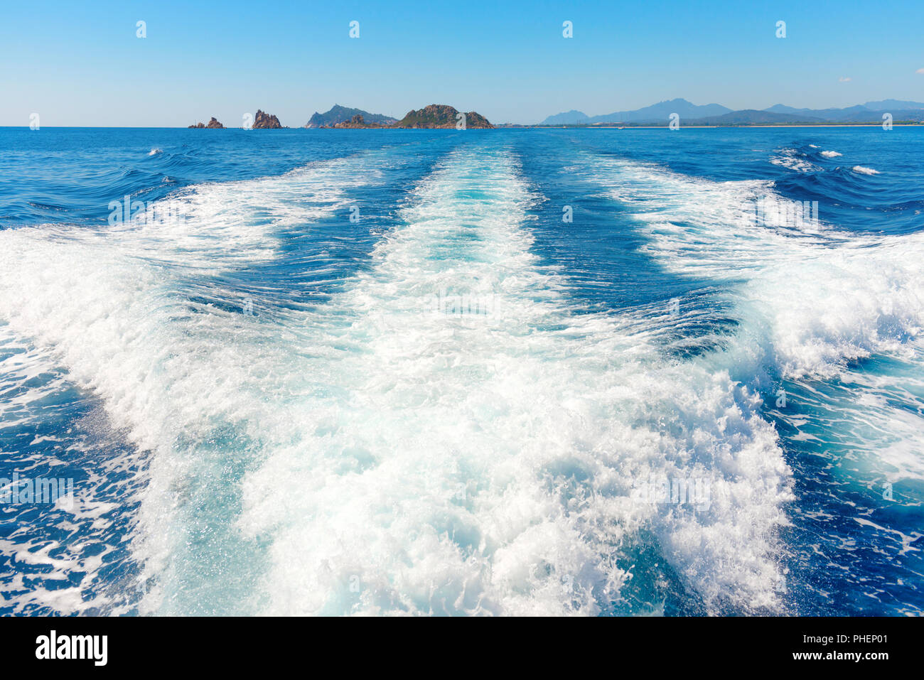 Boat waves hi-res stock photography and images - Alamy