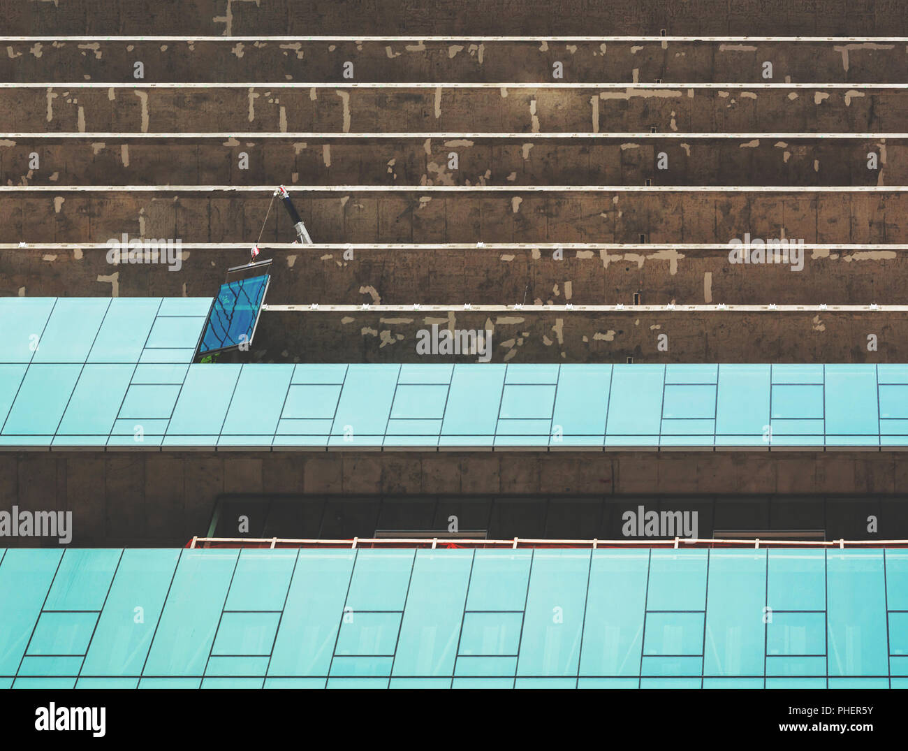 Crane lifting material skyscraper building hi-res stock photography and ...