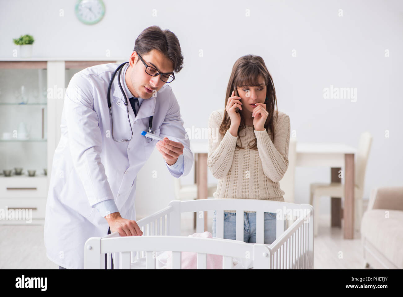 Doctor explaining to young mother Stock Photo - Alamy