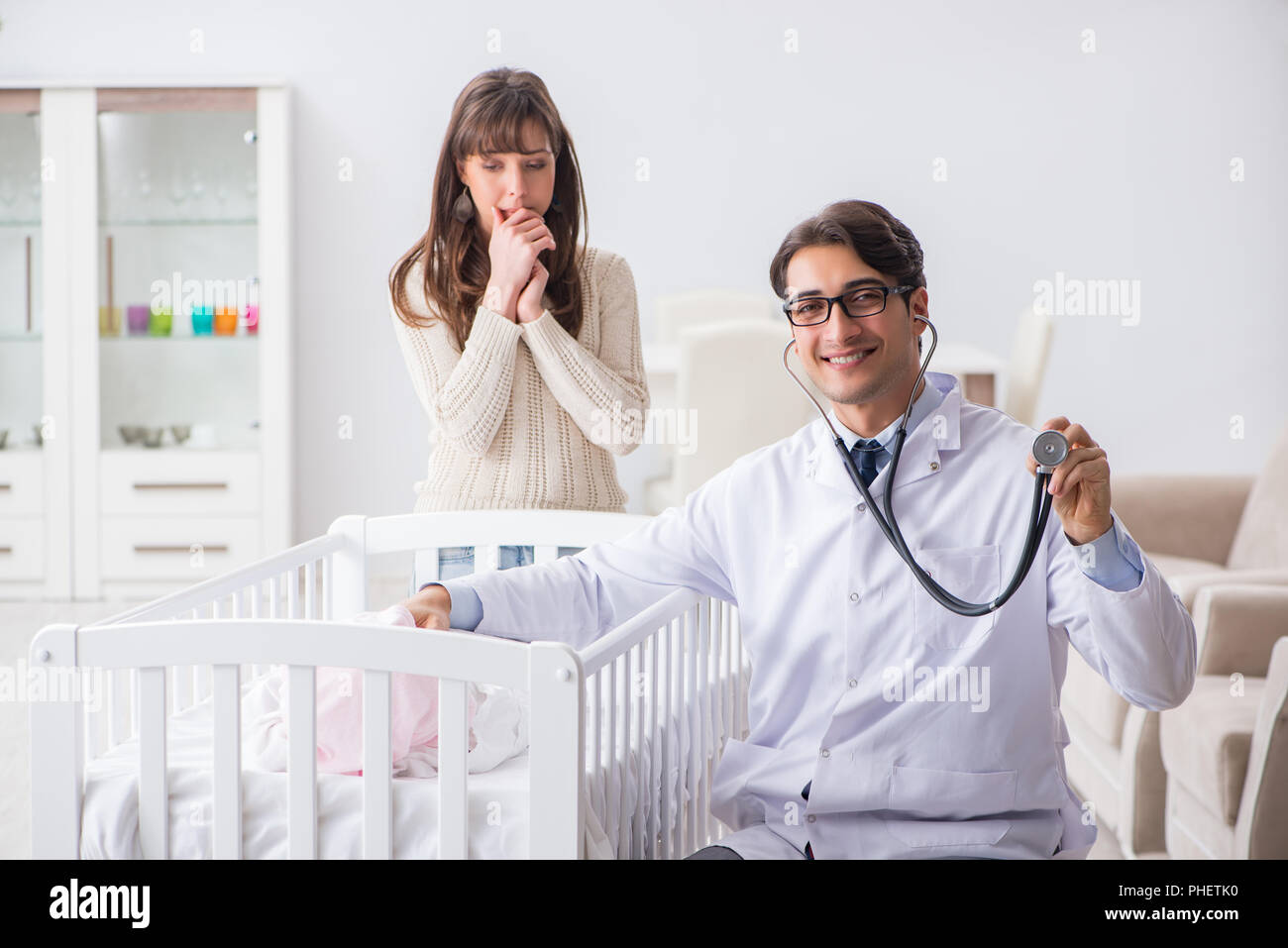 Doctor explaining to young mother Stock Photo - Alamy