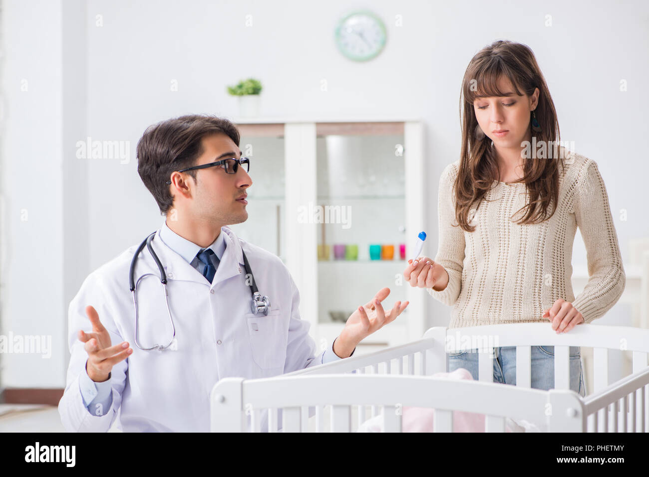 Doctor explaining to young mother Stock Photo - Alamy