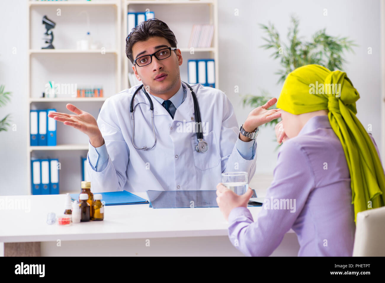 Doctor talking to cancer patient in hospital Stock Photo - Alamy