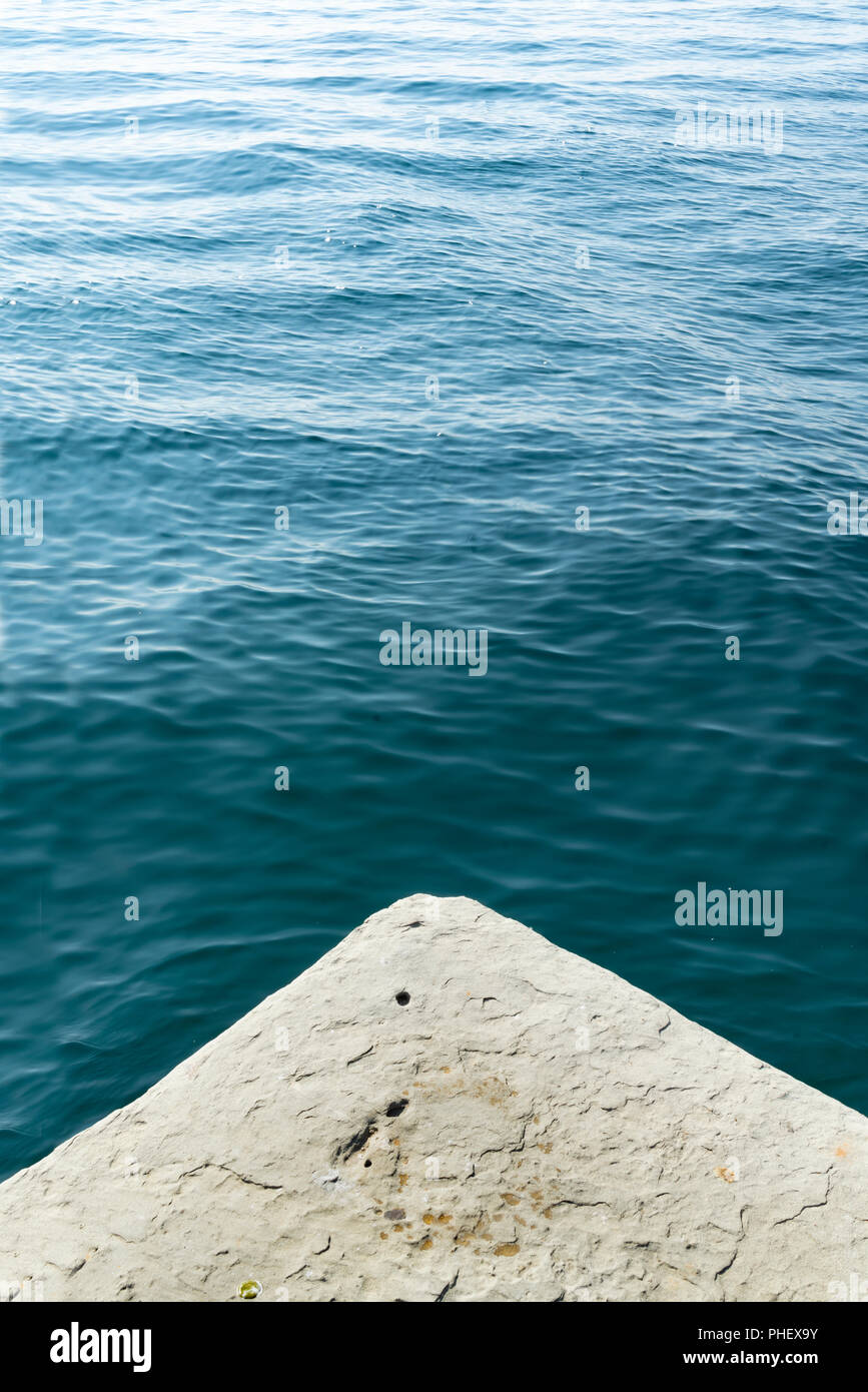 Back view man facing ocean hi-res stock photography and images - Alamy