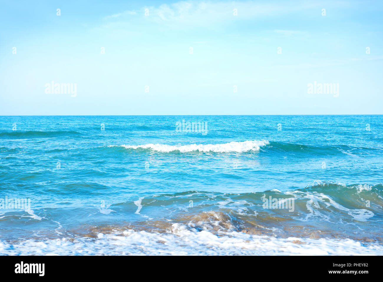 Blue sea water waves splashing hi-res stock photography and images - Alamy