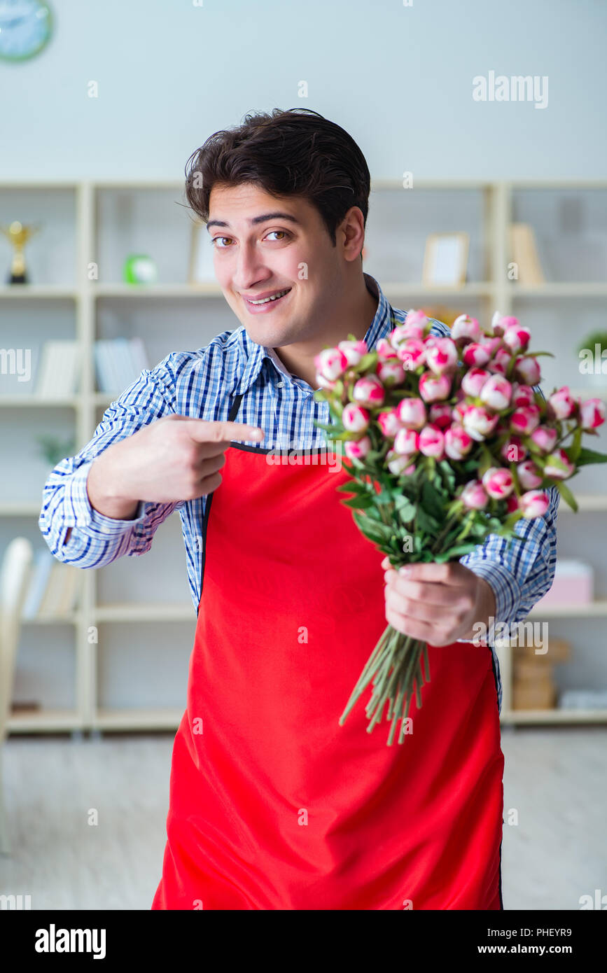 Flower shop assistant offering a bunch of flowers Stock Photo - Alamy