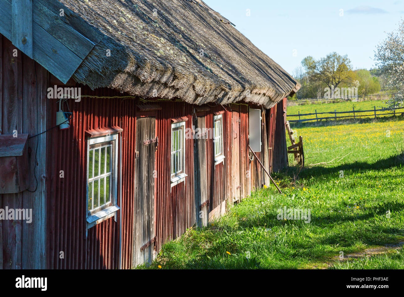 Old farm building thatched hi-res stock photography and images - Alamy