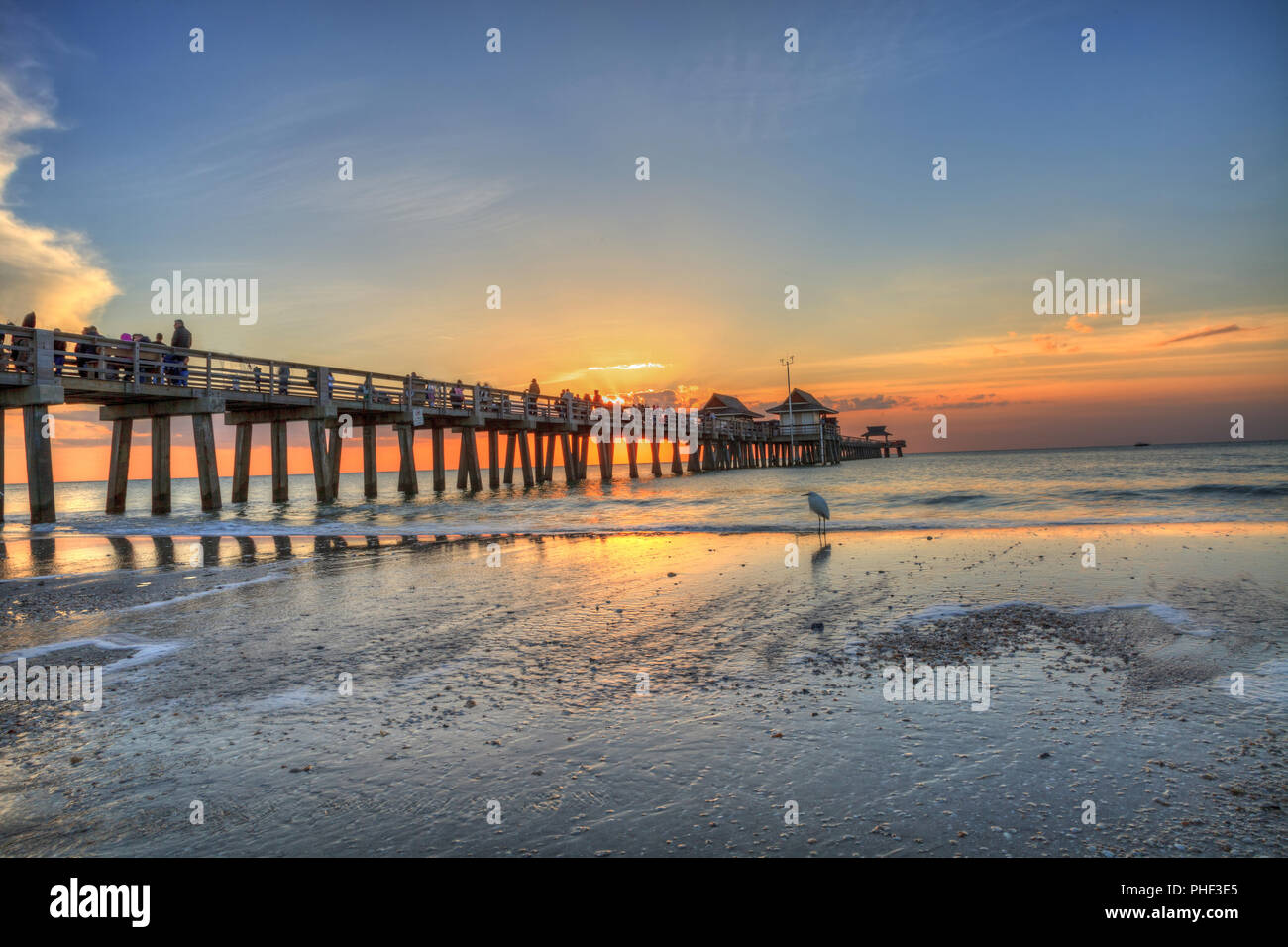 Beach sunset pier hi-res stock photography and images - Alamy