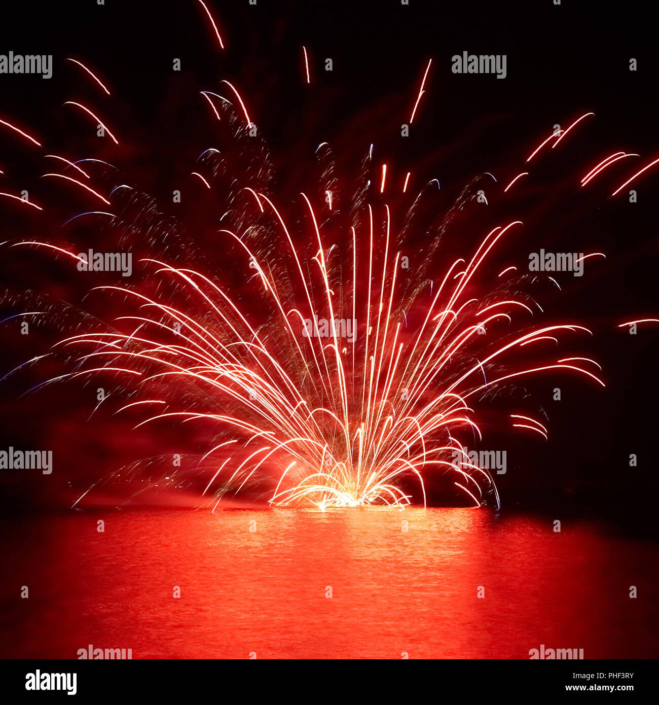 Fireworks on water hi-res stock photography and images - Alamy