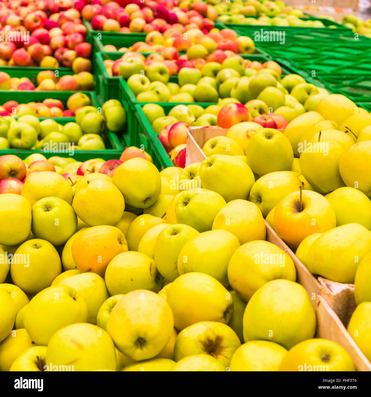 Pile of yellow apples hi-res stock photography and images - Alamy