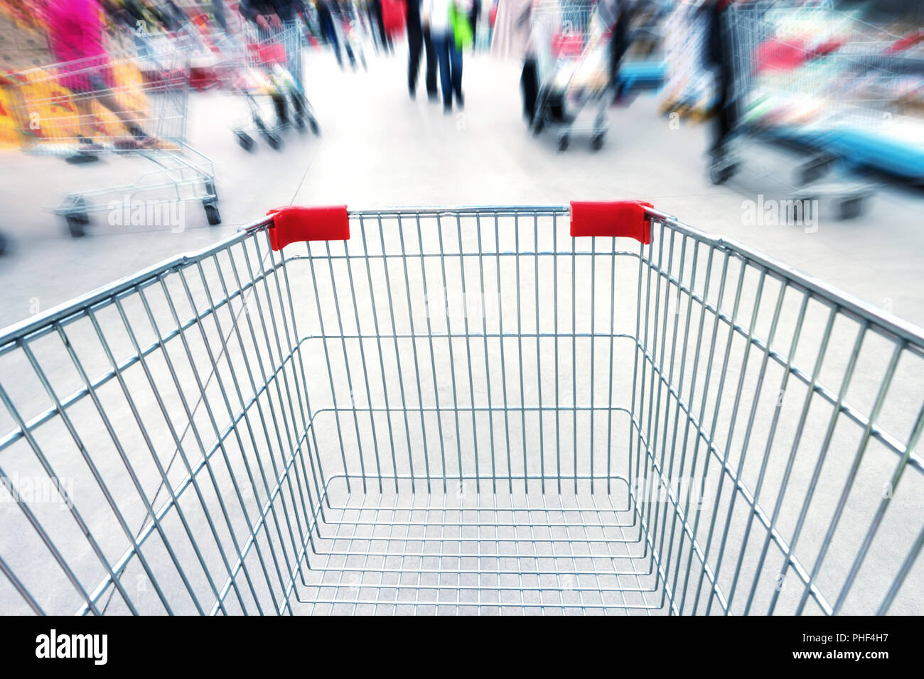 Empty supermarket trolley hi-res stock photography and images - Alamy