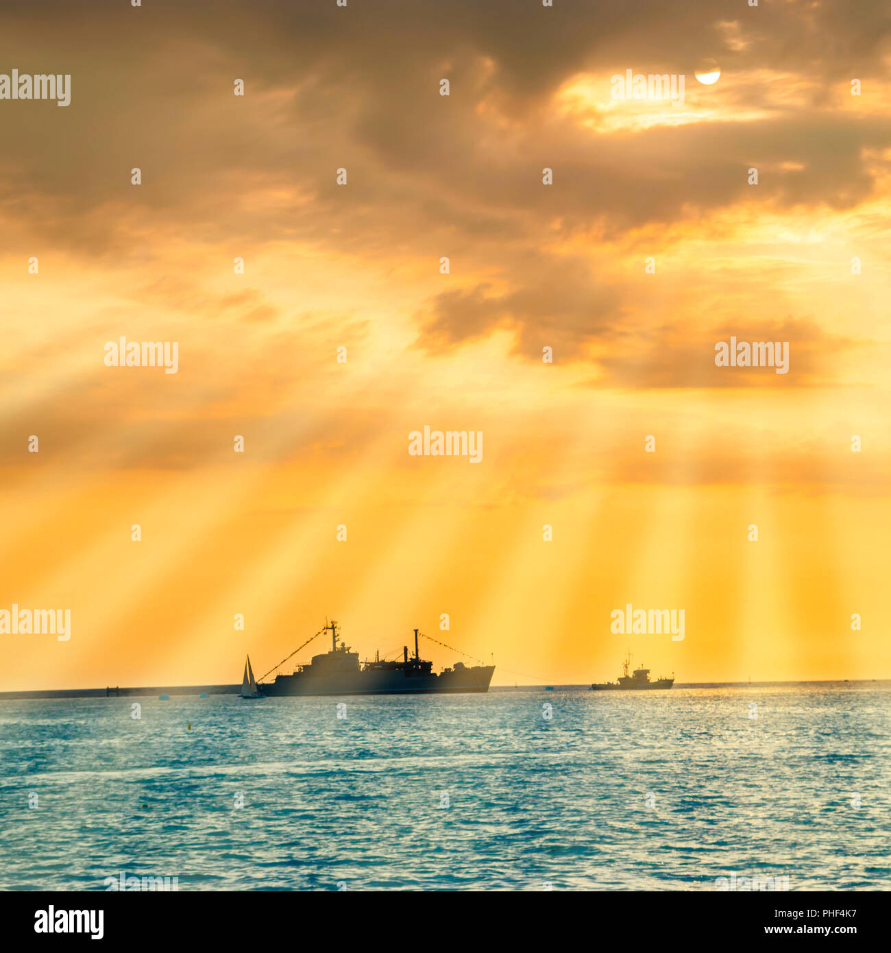 Ship over the horizon hi-res stock photography and images - Alamy