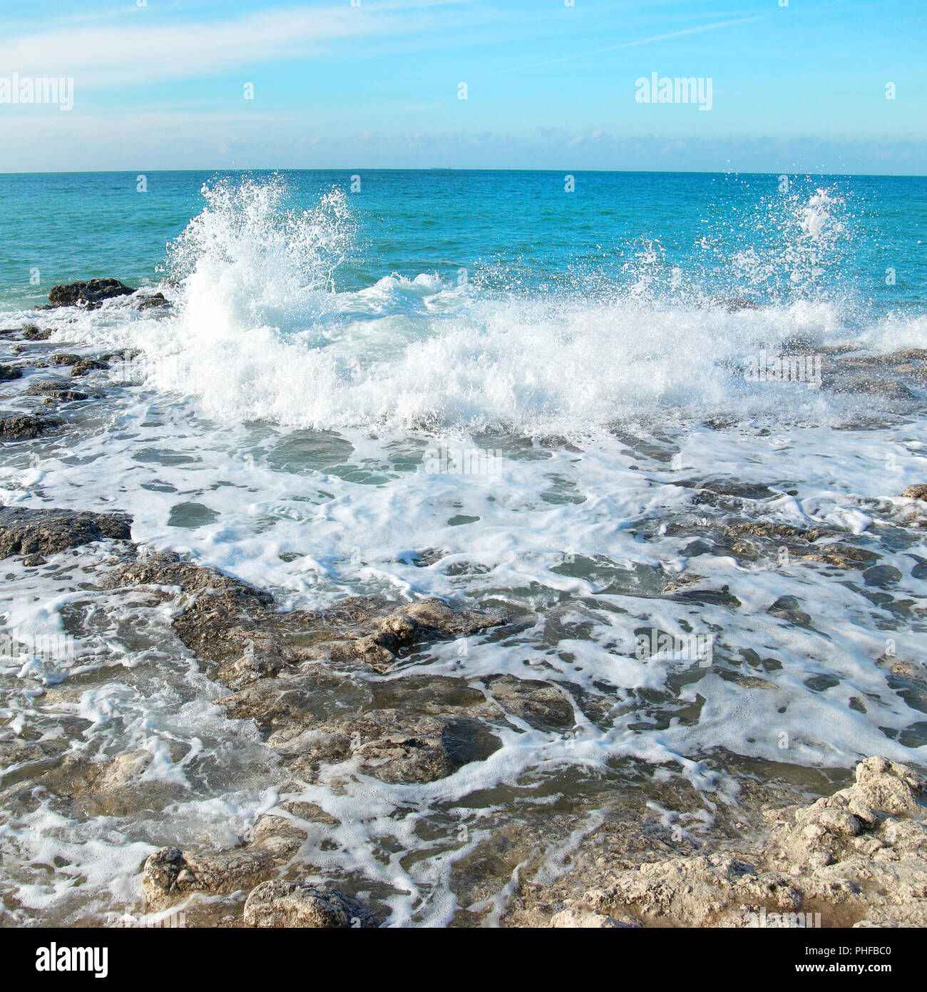 Surf waves crashing on rocks hi-res stock photography and images - Alamy