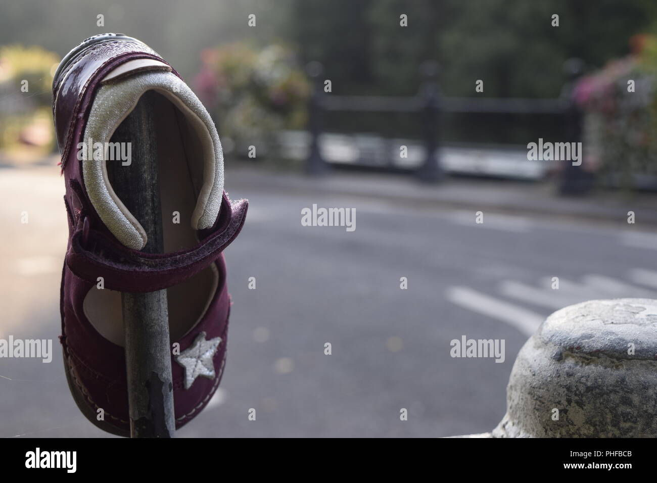 Long road pink railing hi-res stock photography and images - Alamy