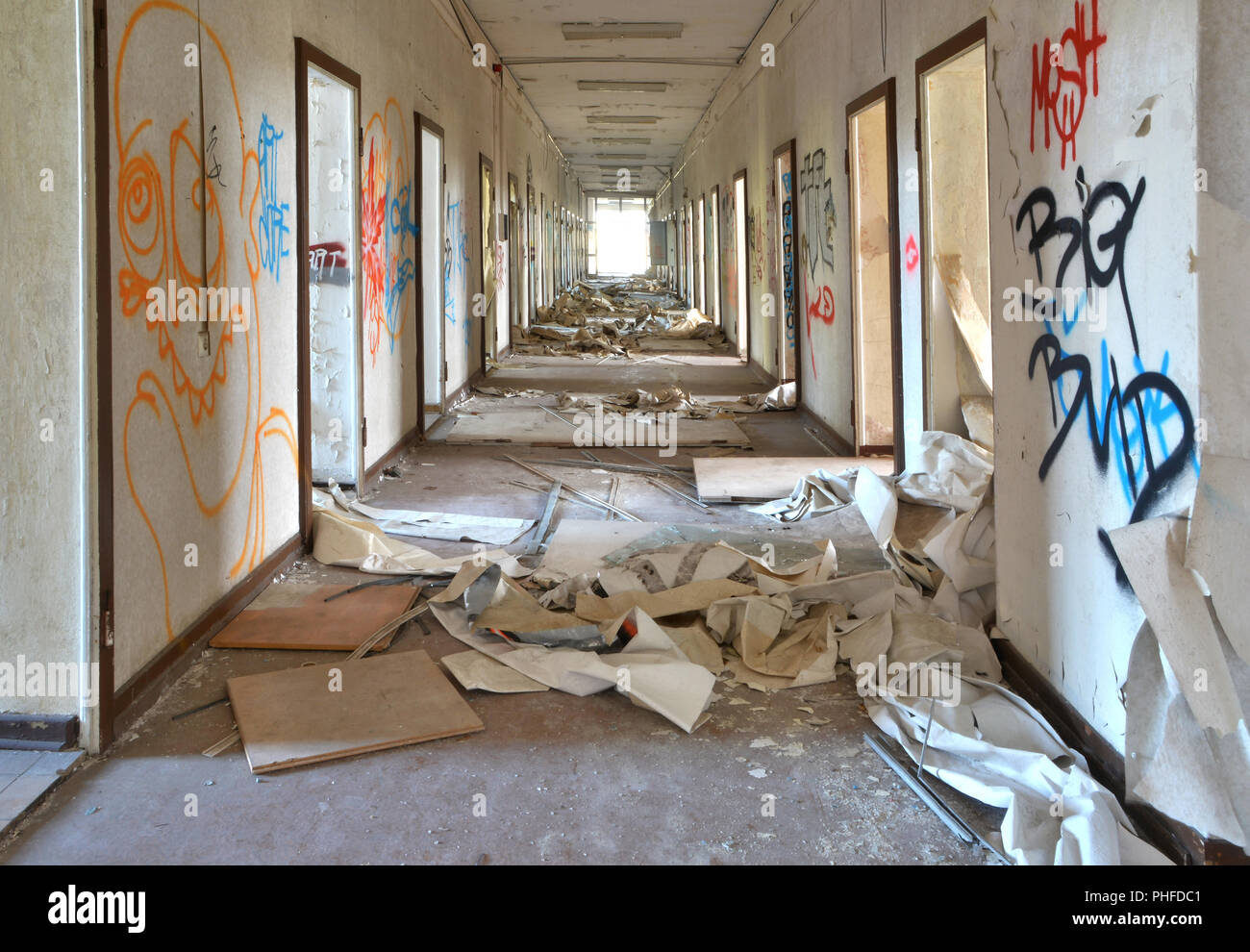 Abandoned office building hi-res stock photography and images - Alamy
