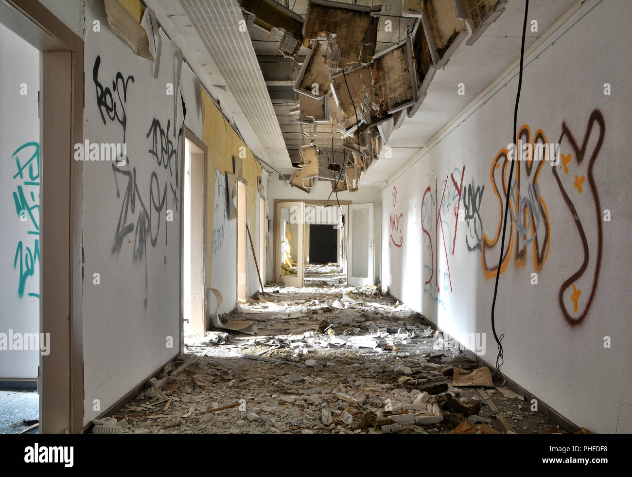Abandoned office building hi-res stock photography and images - Alamy