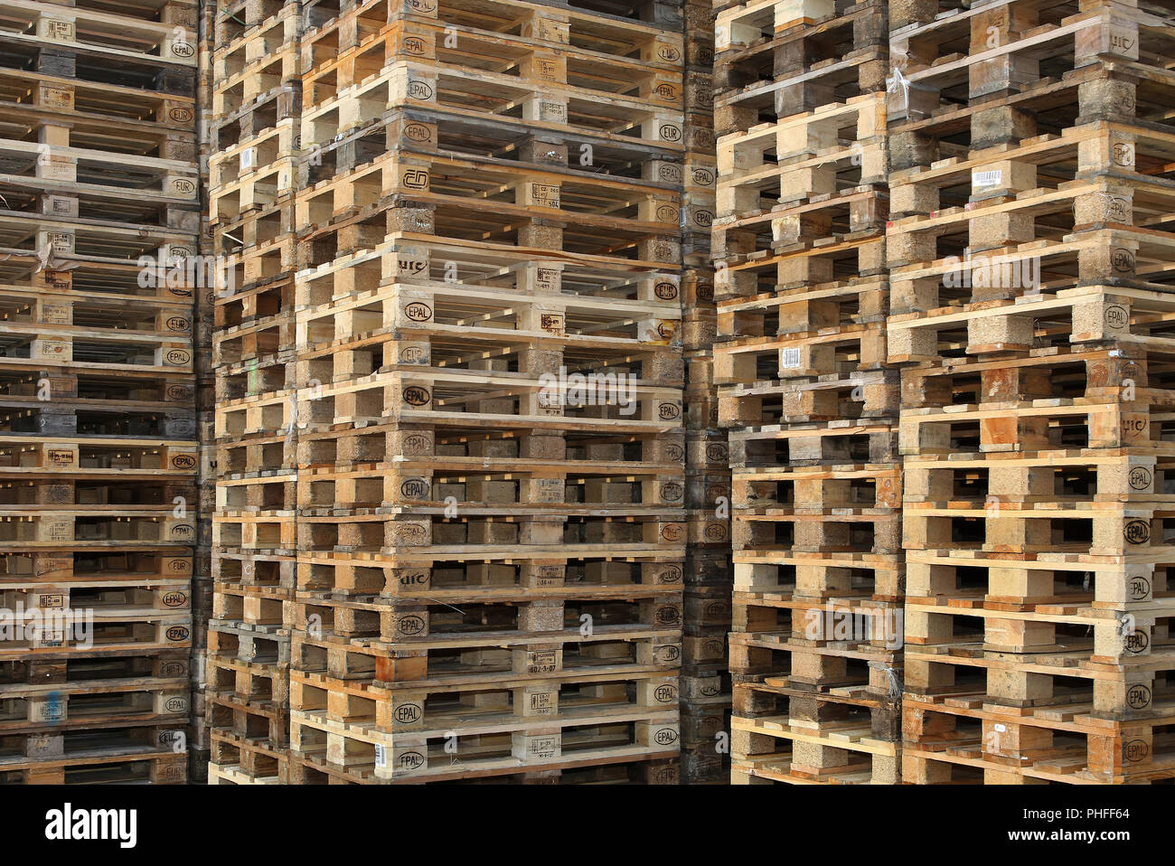 Pallets hi-res stock photography and images - Alamy