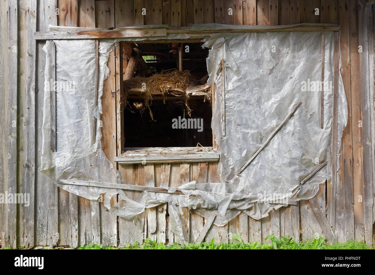 Broken empty window building hi-res stock photography and images - Alamy